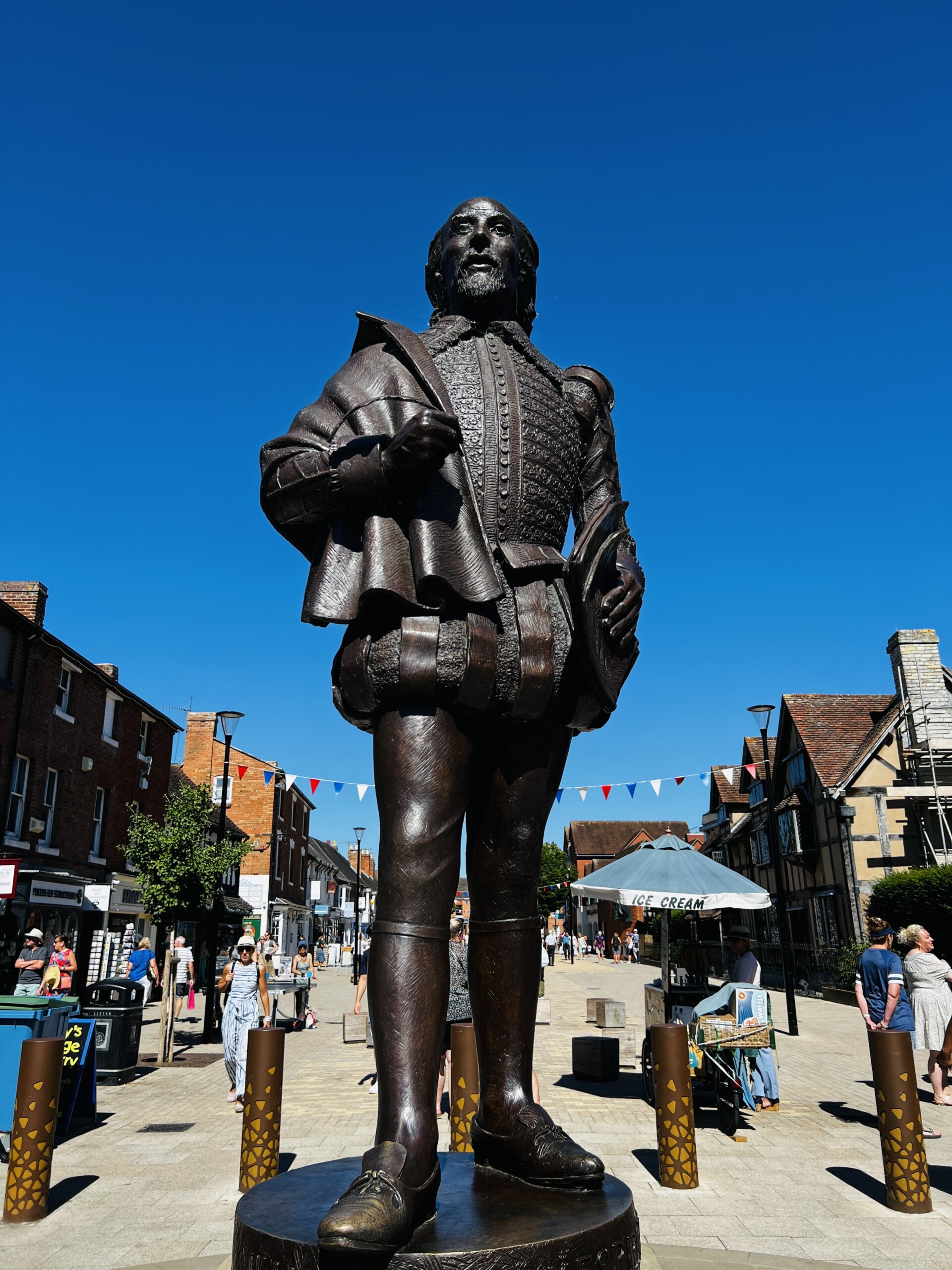 THE ULTIMATE GUIDE: TRAVEL ESSENTIALS - The Tudor Travel Guide