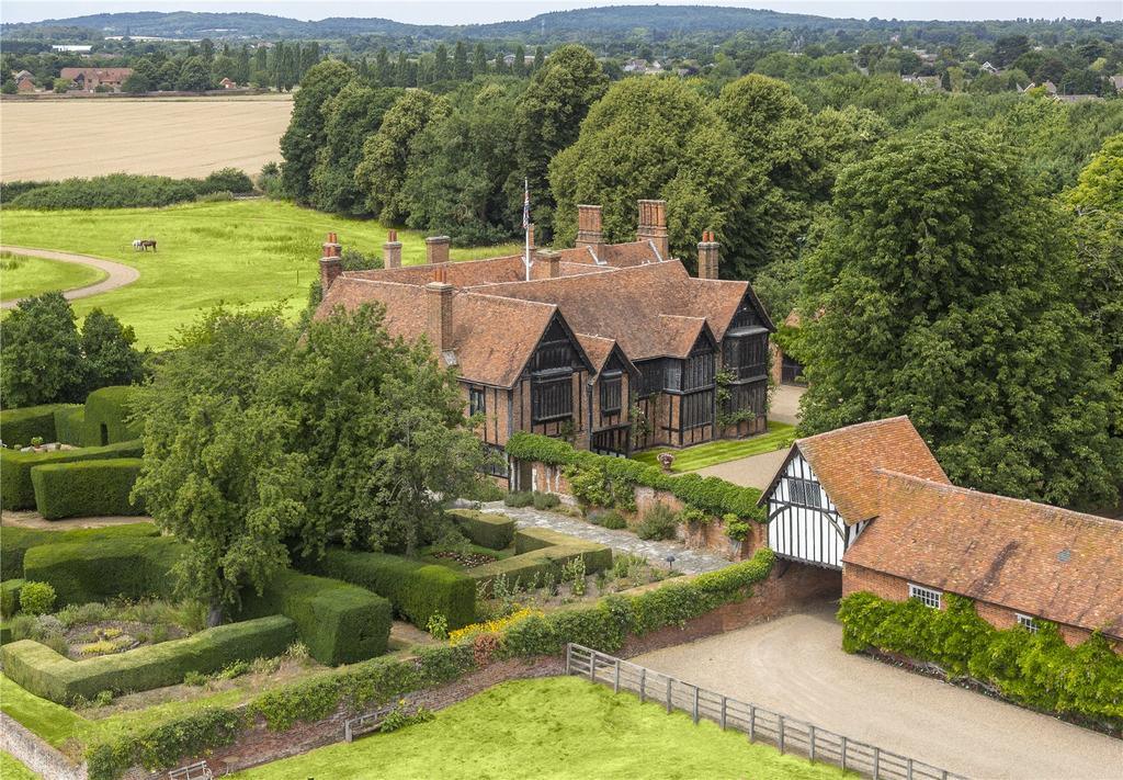 Ockwells Manor and the Legend of the Severed Head - The Tudor Travel Guide